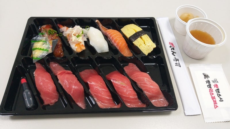 산본역 초밥맛집 갓덴스시 산본점 에서 참다랑어 추천 세트를 포장해서 먹었습니다 포장 세트 메뉴 포장 10 할인