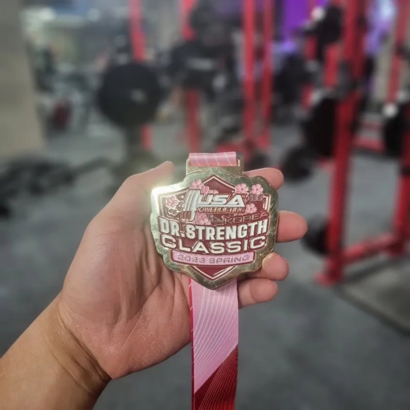 Usapl 파워리프팅대회참가마스터만40세이상 금메달중년 근력운동 전문관장이 중년50대 여성회원 금메달 획득정관