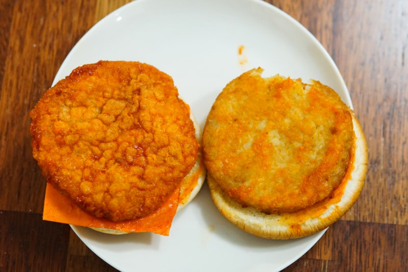 세븐일레븐 불닭핫치즈치킨버거 후기 가격 칼로리 맛있는데 생각보다 안매운 편의점햄버거 네이버 블로그