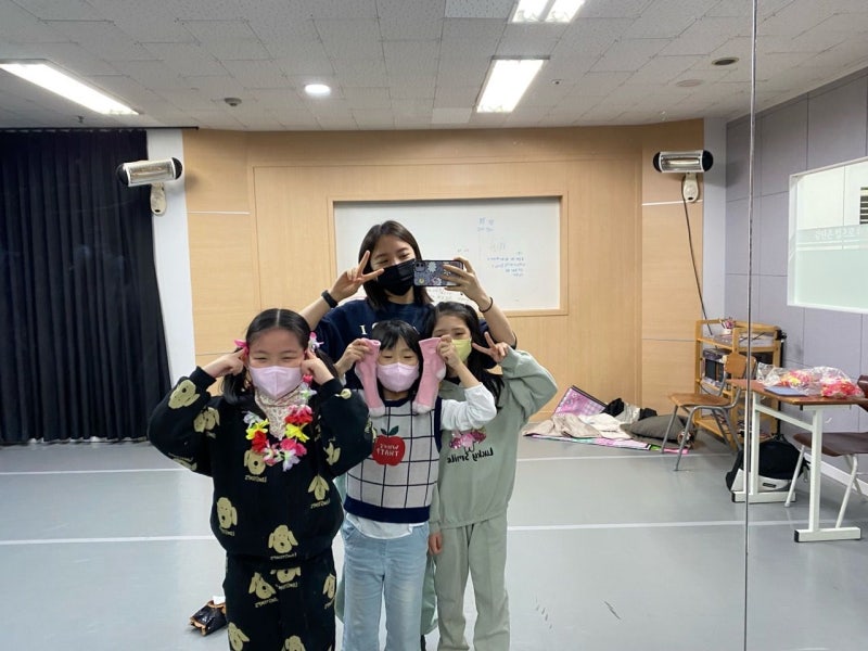 봄을 맞아 꽃 소품을 이용한 연극놀이 어린이연기레슨 인천 부천 초등학생연기학원 동요레슨 뮤지컬레슨 네이버 블로그