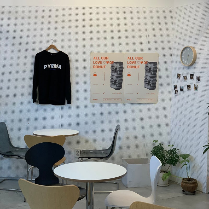 🦦 피르마-아이스 아메리카노, 크렘브륄레, 소금 카라멜, 생우유-서울 가로수길 쿼카 도넛 카페 (4/6) : 네이버 블로그