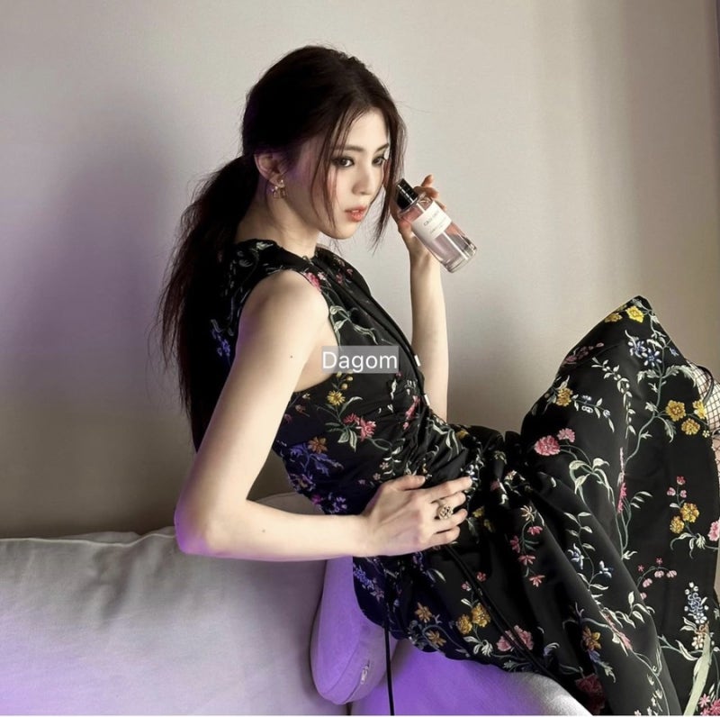 고혹적인 한소희 플라워 블랙원피스 코디 디올 민소매 원피스 패션디올그리디올 네이버 블로그