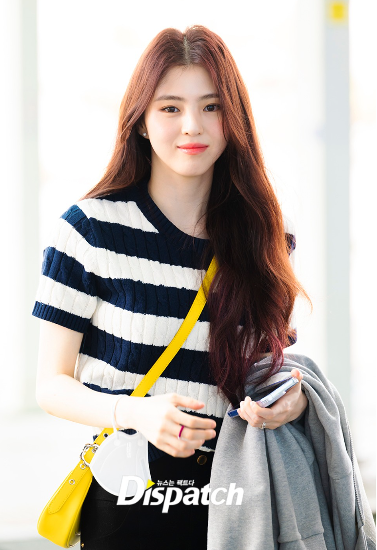 한소희 지오다노 니트 찰스앤키스 가방 공항패션 정보 네이버 블로그