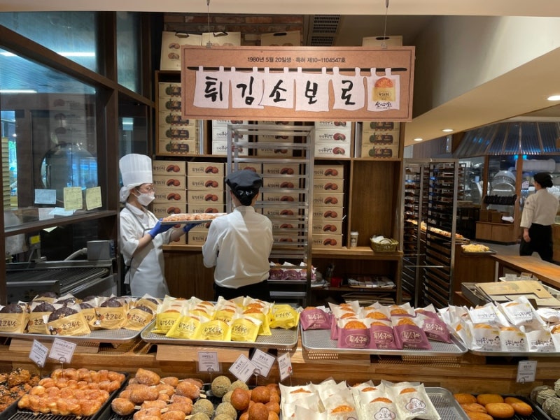 대전 베이커리 맛집 성심당 롯데백화점 한정 야끼소바빵 구입 빵 종류 시간 웨이팅 주차 꿀팁 카페