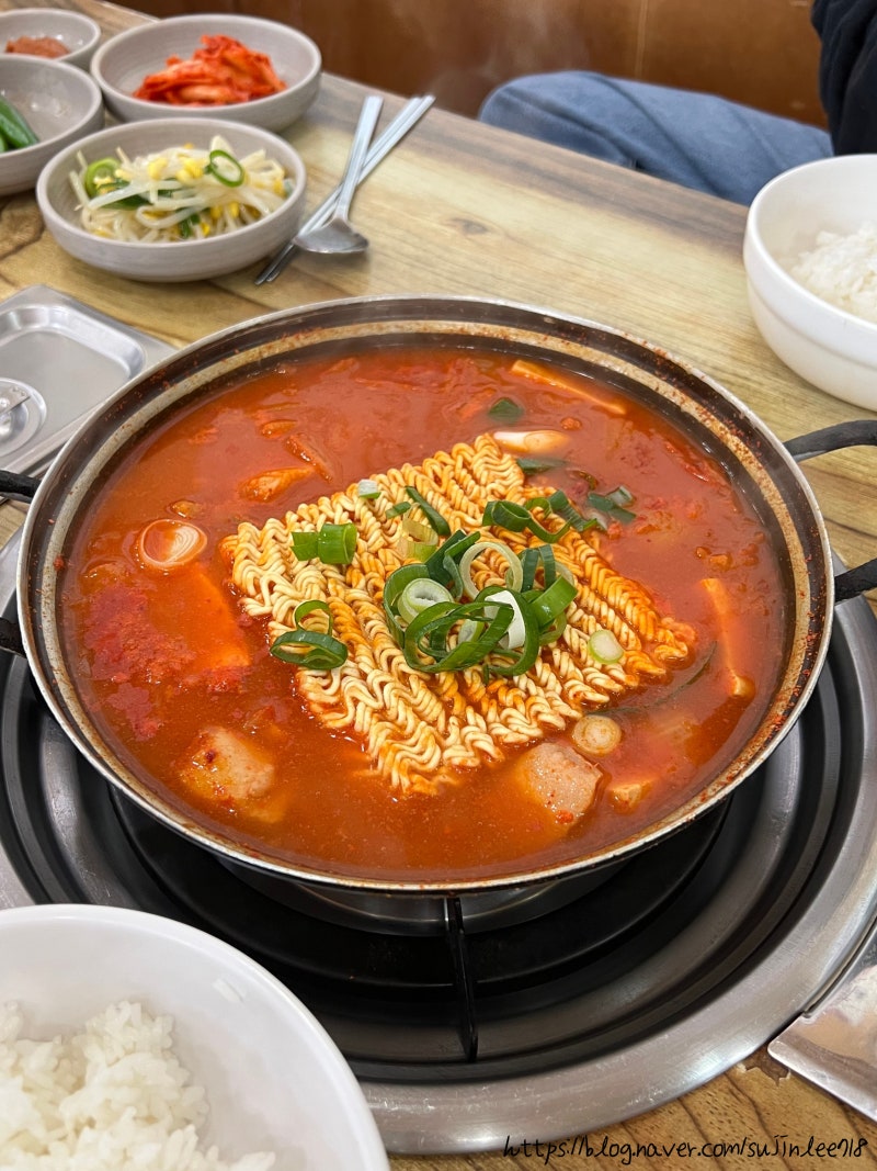 할머니 손맛의 진한 김치찌개가 생각난다면 수완 지구 시골통돼지볶음 네이버 블로그