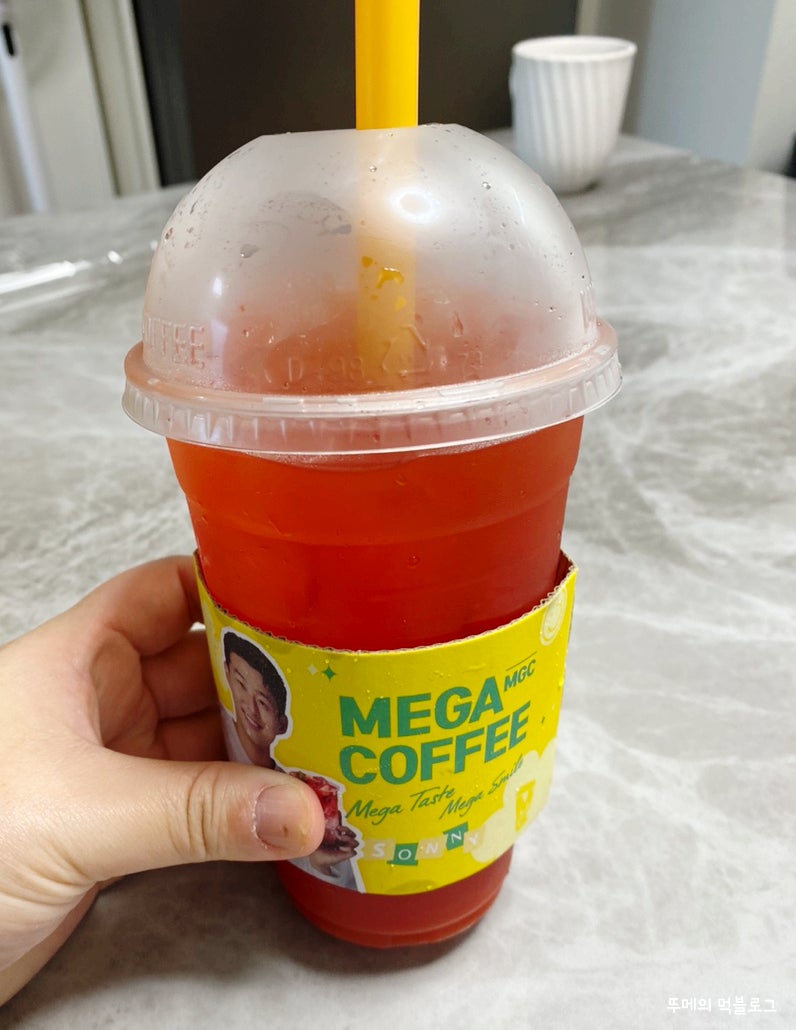 메가커피 수박화채 스무디 수박주스 코코넛커피 트로피컬용과티플레저 여름메뉴 다마셔보기 네이버 블로그