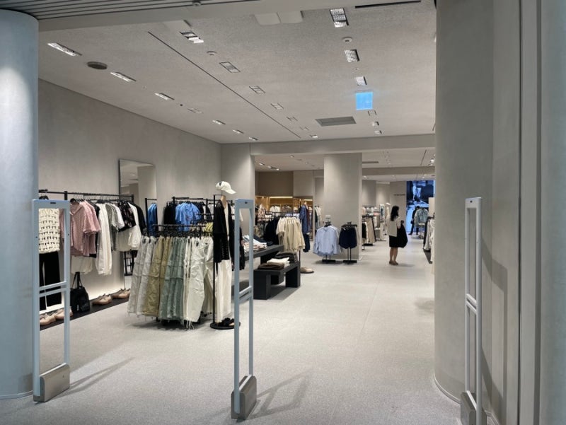 남자 여름 코디 자라 신상 추천 IFC몰 ZARA 매장 반팔 니트 셔츠 바지 데일리룩 : 네이버 블로그