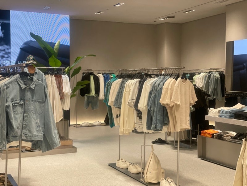 남자 여름 코디 자라 신상 추천 IFC몰 ZARA 매장 반팔 니트 셔츠 바지 데일리룩 : 네이버 블로그
