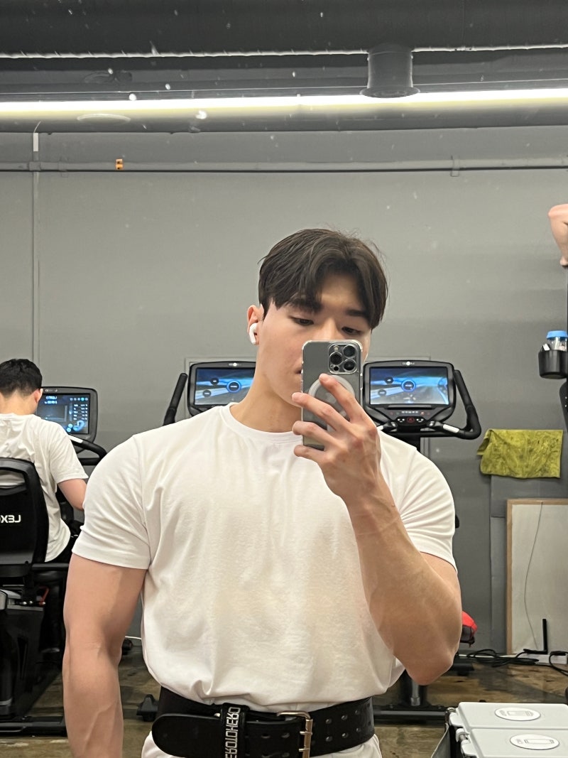 20대남자옷브랜드 허그본 머슬핏 반팔 기본티 2종 비교 어깨보정티 마른남자코디 키작은남자코디 네이버 블로그