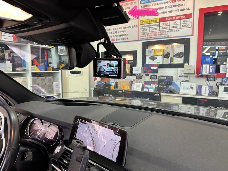 [서산 수입차] BMW 2019년식 X3 XDrive30d 차량에 아이나비 QXD8000 블랙박스와 커넥티드 프로플러스, 에코파워팩 라이트슬림 S16 LCD 보조배터리 설치 ...