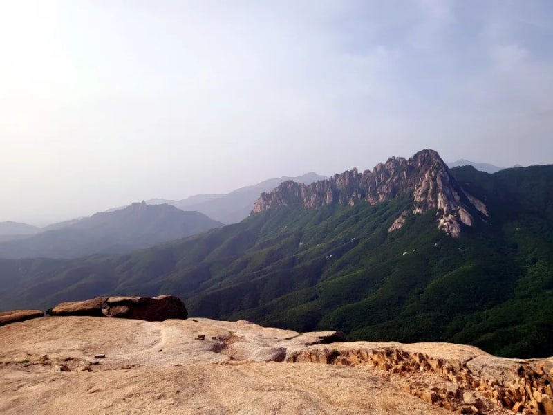 강릉여행 울산바위가 보이는 금강산성인대 부재바람 모두 다 날라가요 저도 날라갑니다~~~~ 네이버 블로그