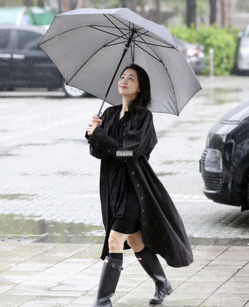 비오는날 연예인패션 필수템 샤넬 헌터 셀린느 레인부츠 가격은 네이버 블로그