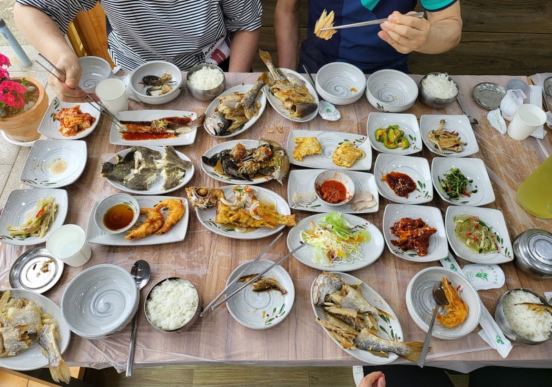 영광 법성포 맛집 법성포 바닷가 뷰를 보며 부모님과의 영광 굴비정식해안가 보리굴비 점심 한 끼 식사 후기 법성굴비정식