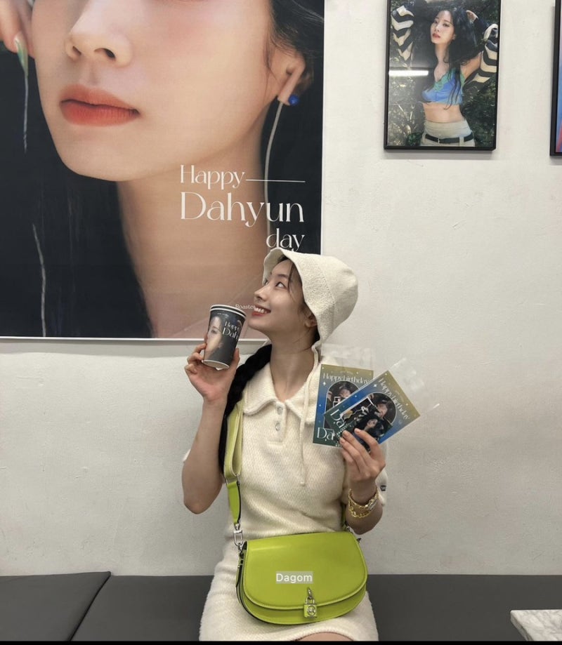 트와이스 다현 사복패션 속 연두색 크로스백 마이클코어스 가방 메신저백 가격은 네이버 블로그