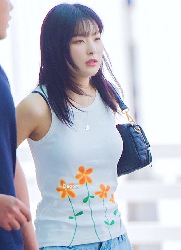슬기 파리여행 사복패션 속 데일리백 브랜드는 펜디가방 바게트백 숄더백 네이버 블로그