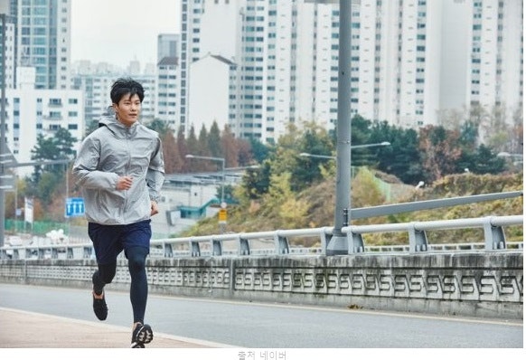 여자 남자 늘어난 뱃살 빼는 법 빠르게 걷기아침 공복 유산소 러닝단거리 달리기 경사 달리기 로잉머신 번업머신 상체
