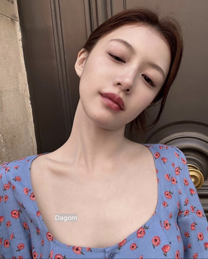 러블리 빈티지룩 고윤정 프랑스 여행패션 속 플라워 블라우스 리포메이션 탑 사복패션 네이버 블로그