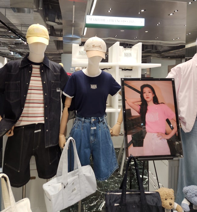 마리떼 프랑소와 저버 매장에서 본 23ss 반팔 니트와 에코백 너무 많이보여서 흠 네이버 블로그