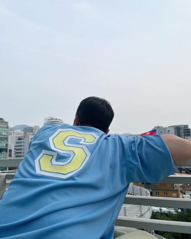던이 착용한 오버핏 남자 반팔티셔츠 수프라supra 페스티벌룩 코디팁 네이버 블로그