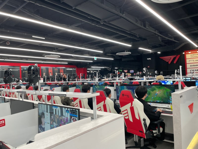 홍대 T1 베이스캠프 base camp PC방 티원굿즈샵 데이트코스 : 네이버 블로그