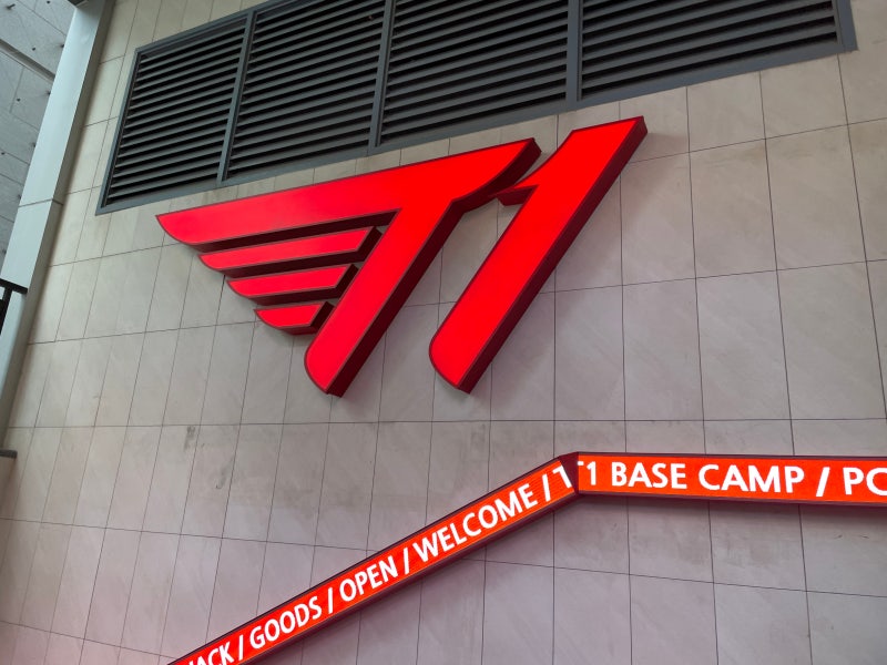 홍대 T1 베이스캠프 base camp PC방 티원굿즈샵 데이트코스 : 네이버 블로그
