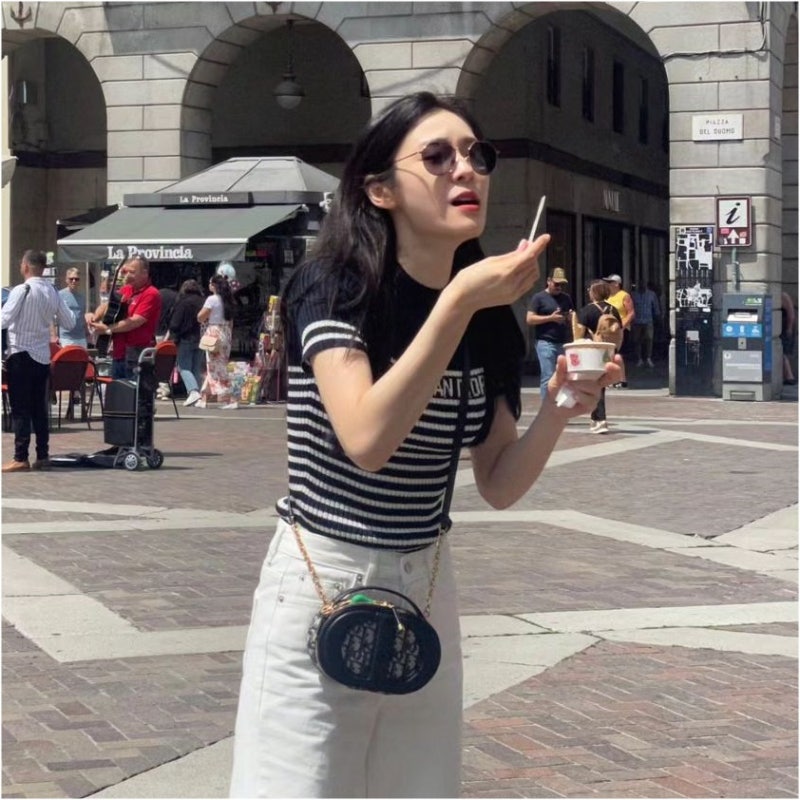 김연아 여행룩 디올 가방 신상 오벌 카메라백 가격은 네이버 블로그
