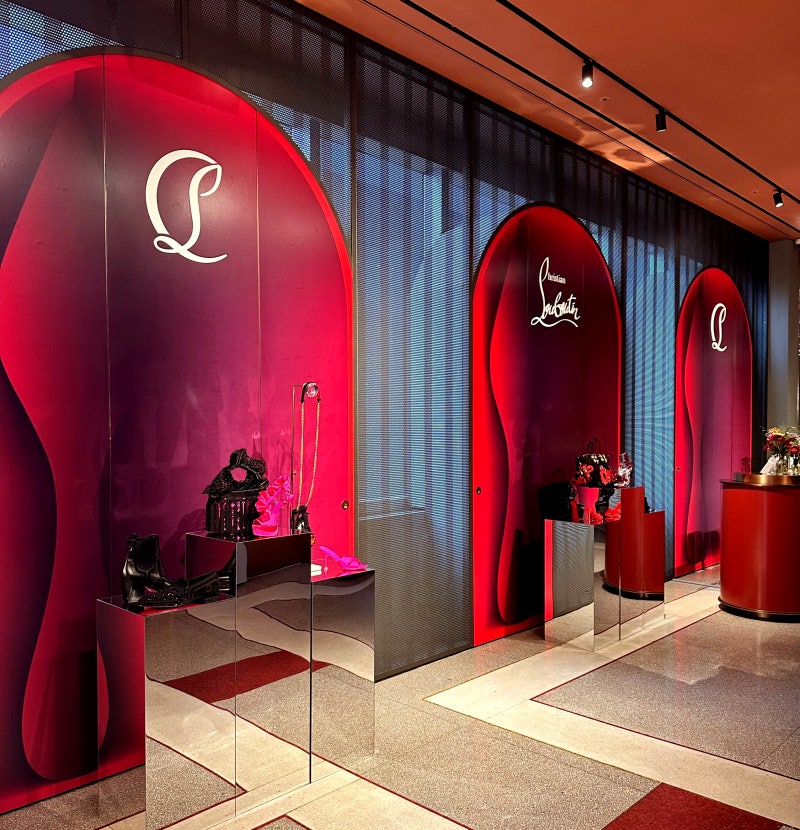 크리스찬 루부탱 FW2023 플라멩카바 신상 둘러보기 : 네이버 블로그