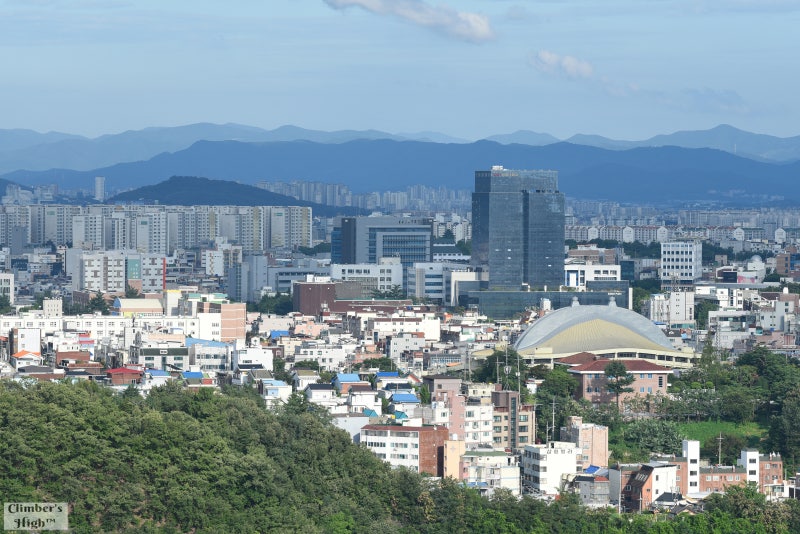 대구 침산공원의 낮과 밤 금호강과 신천이 만나는 곳에 솟은 낮은 구릉지 침산정에서 침산공원 야경침산정대구야경대구
