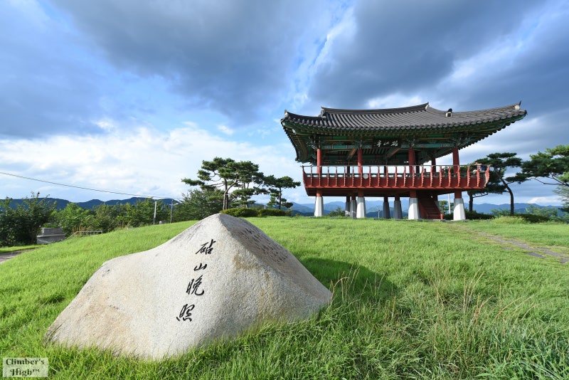 대구 침산공원의 낮과 밤 금호강과 신천이 만나는 곳에 솟은 낮은 구릉지 침산정에서 침산공원 야경침산정대구야경대구