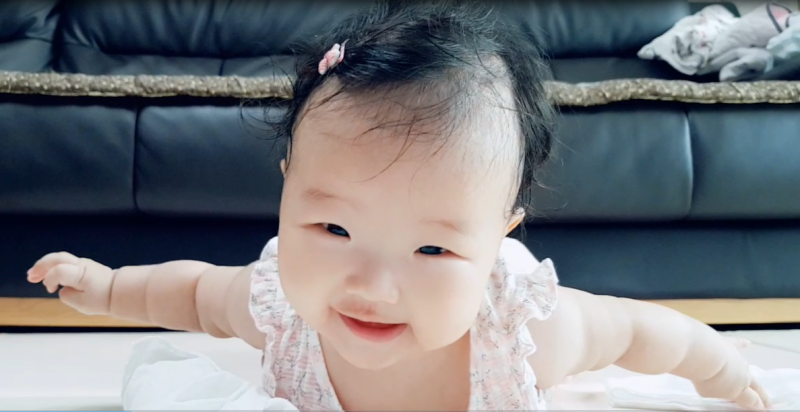 배밀이 시기 연습 4개월 아기 대근육발달 놀이 네이버 블로그