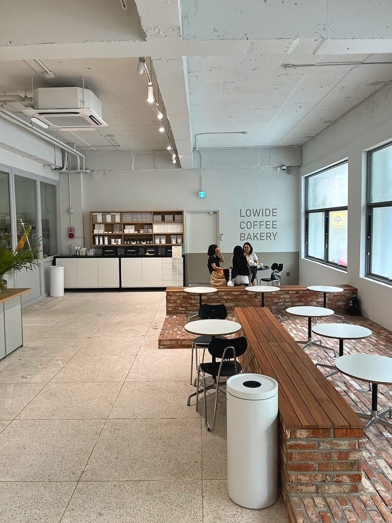 서울숲에 이어 2호점을 오픈 한 베이커리 맛집 브런치 대형 카페 로와이드 압구정 Lowide Coffee Bakery 네이버 블로그