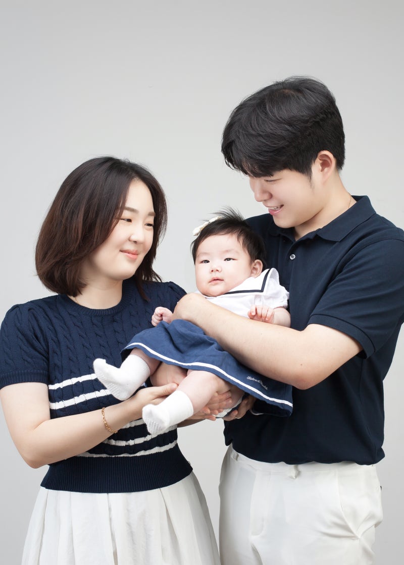 서울강서구로 아기와함게 촬영한 심플한가족사진 추천 아기전문인물중심스튜디오부평사진관 추천 원본형단품촬영보정본양도