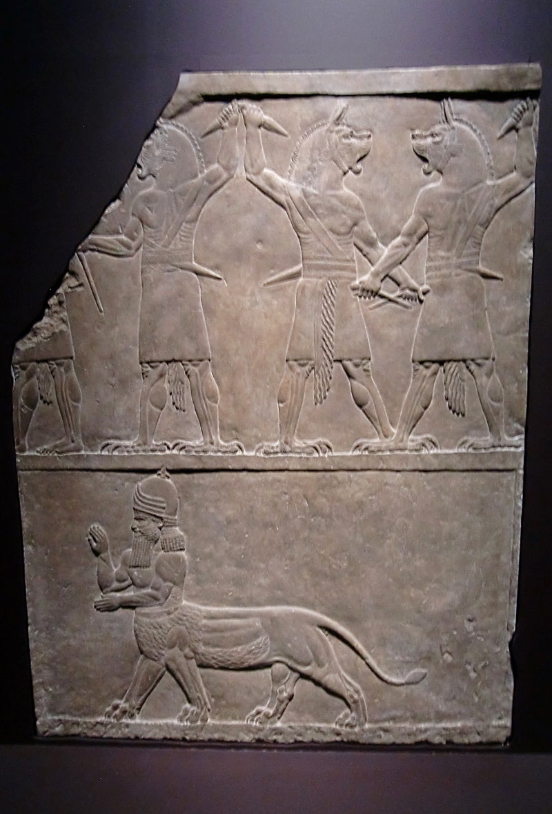 액막이 정령 우갈루(Ugallu)와 우르마흘룰루(Urmahlullu), 신 아시리아 시대, 니네베 남궁 부조 벽화 ...