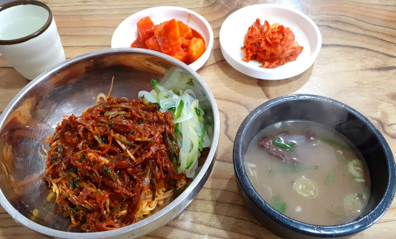 익산맛집 황등시장 한켠에 위치한 80여 년 전통의 맛을 지키는 식당 익산 황등 시장비빔밥 Since 1945 육회비빔밥