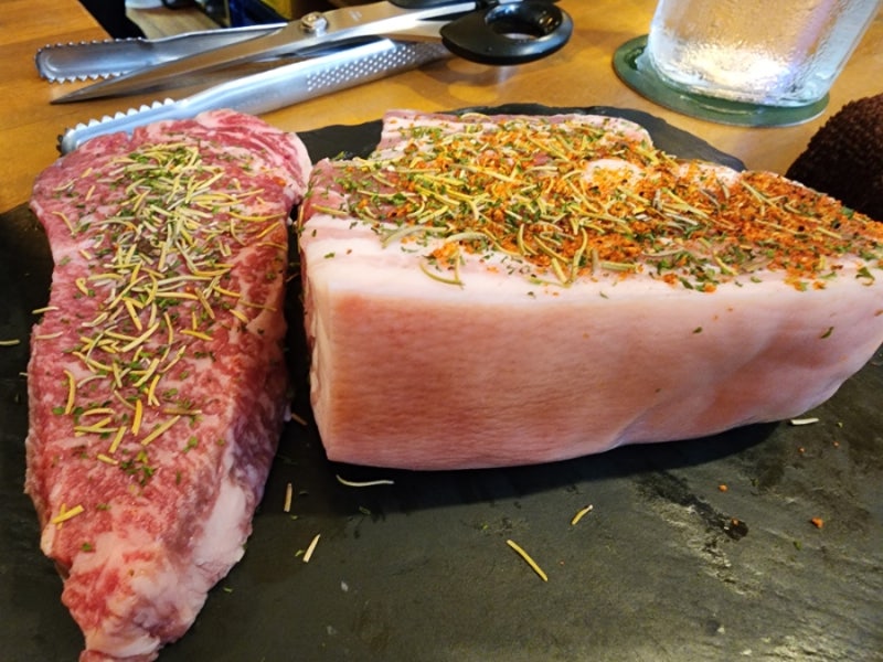 고기와 분위기를 다 잡은 속초 고기 맛집 육화주담 네이버 블로그