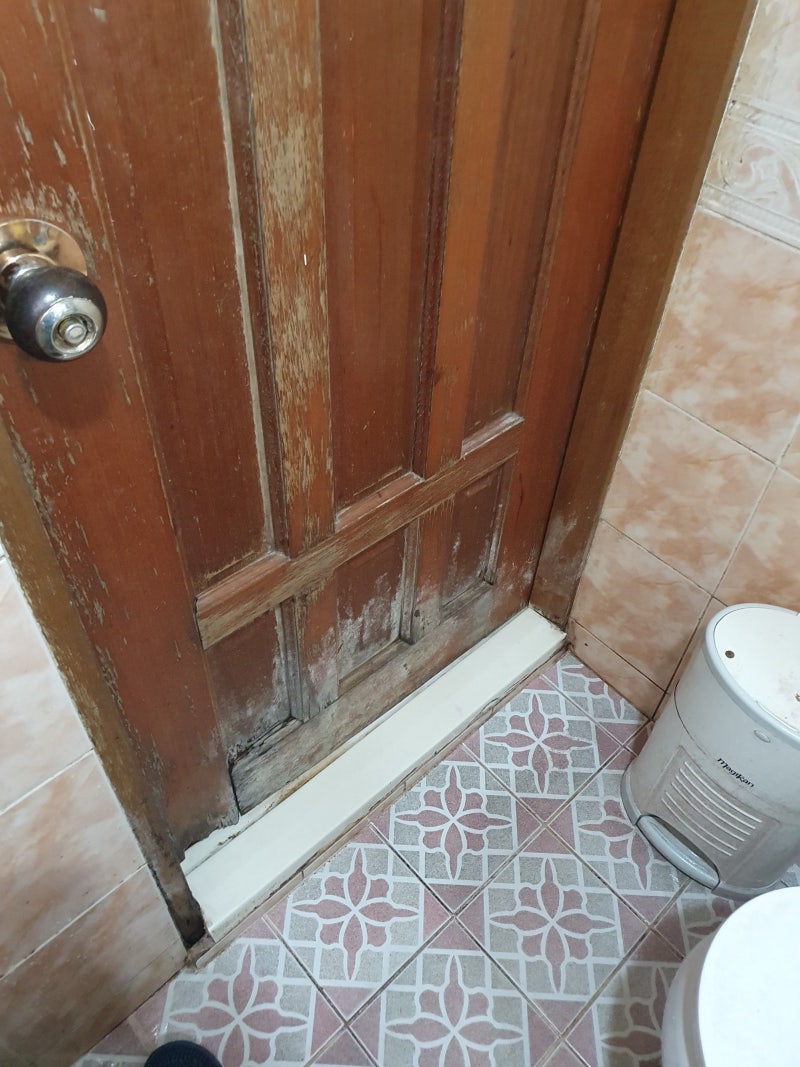 목문틀이 썩어서 방수기능이 있는 화장실문짝과 문틀로 교체했어요feat강서구 방화동 체리색 화장실문교체 네이버 블로그