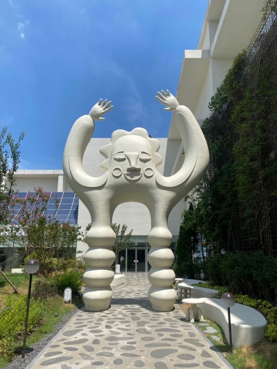 대구 더현대 대구 팝업 및 층별 둘러보기 대구 갈만한 곳더 포럼 By 하이메 아욘 게이츠 가든 아치 워터폴
