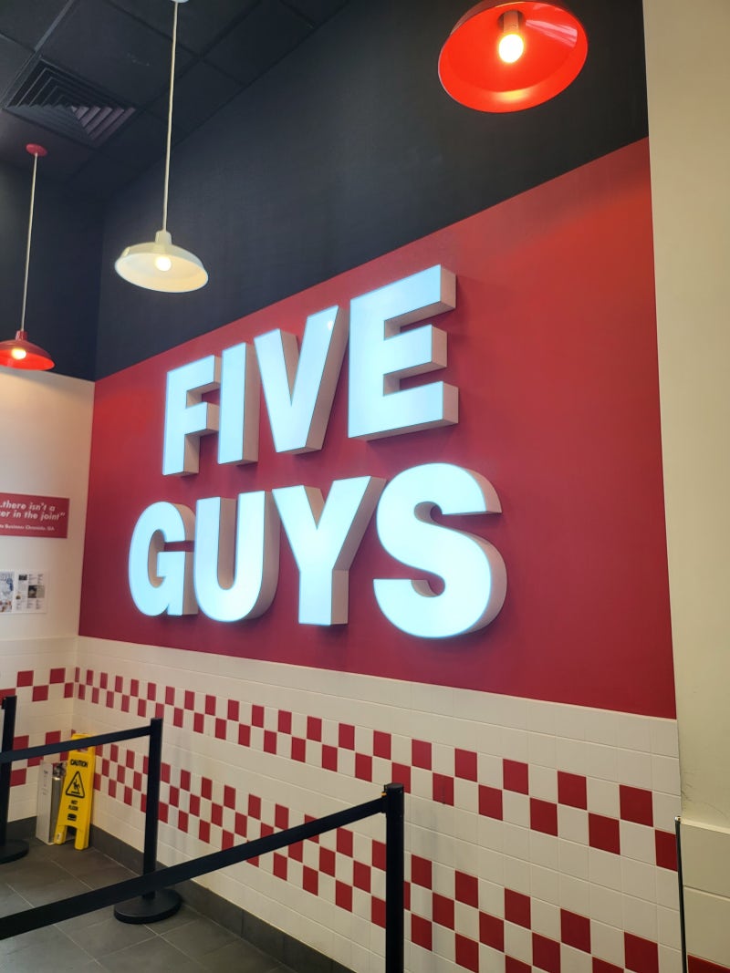 파이브 가이즈 버거 Five Guys 금요일 대기번호 30번대 리틀 베이컨 치즈 버거와 로투스 비스코프베이컨 쉐이크