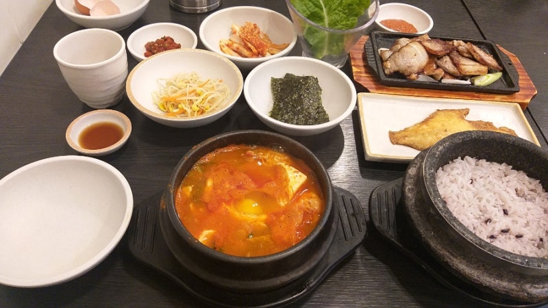 산본역 순두부맛집 북창동순두부 산본점에서 1인정식 삼겹살정식을 먹었습니다 롯데피트인 산본 7층 식당가 산본중심상가 맛집