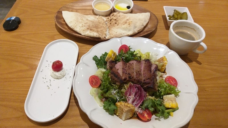 산본역 샐러드 스테이크맛집 리미니 산본점에서 스테이크 샐러드를 먹었습니다 런치타임 시간에 화덕빵도 서비스로 제공하네요 롯데