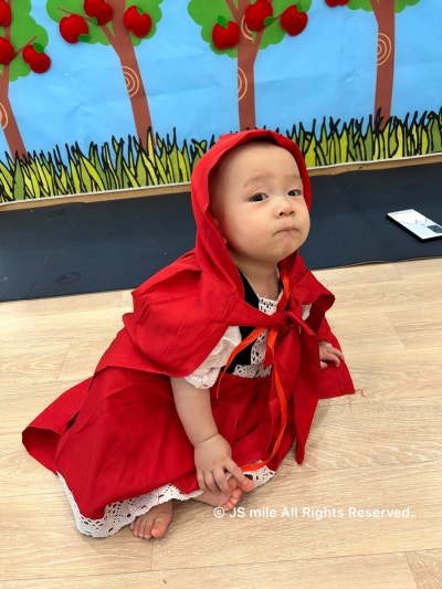 풀이 육아일기 242일 아기수유량 및 발달기록 이유식 거봉 첫 제공 문화센터 새싹아이 사과 탐색 부직포 스티커 떼기 가능
