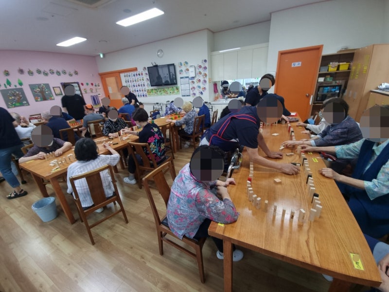 용인동백주간보호센터 반디재활주간보호센터 신체 프로그램 도미노 게임 다트게임 네이버 블로그
