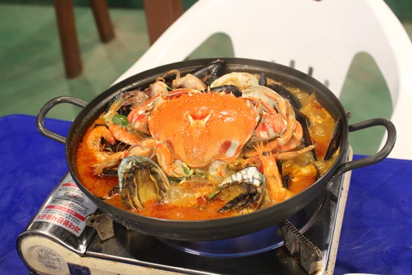 제주 애월 맛집 지구상회 애월 해안도로에 위치한 선주 지구호가 직접 제주바다에서 잡은 바다생물을 사용하여 질과 양이 좋습니다
