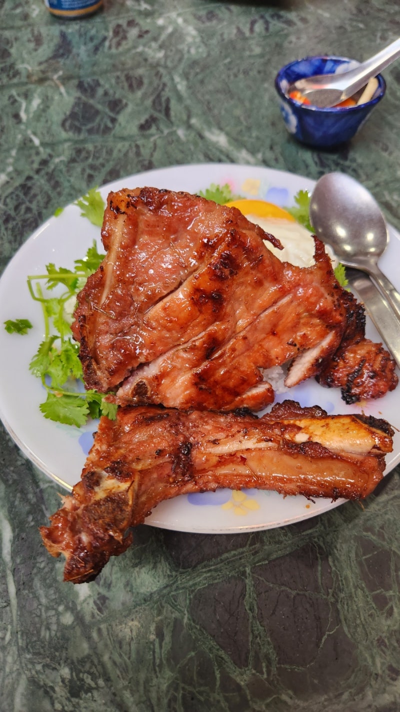 베트남 호치민 1군 로컬 맛집 돼지갈비 덮밥 껌땀 음식 Cơm Tấm Nguyễn Văn Cừ 네이버 블로그