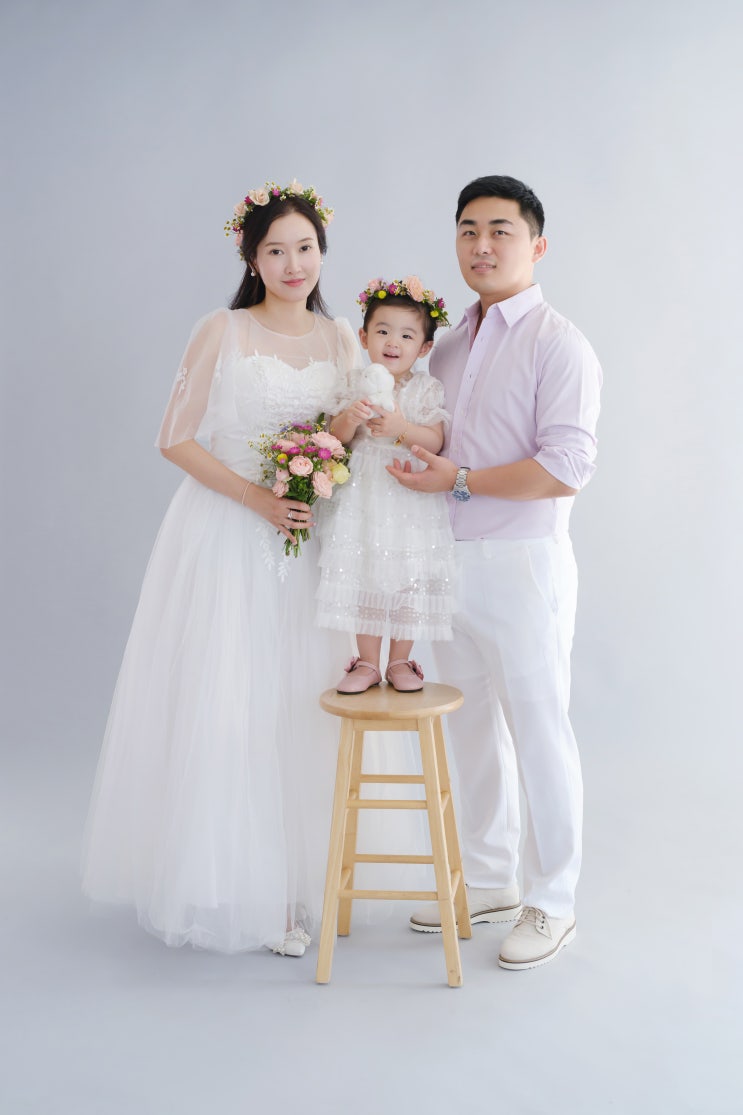 다양한 의상 준비된 강남사진관 컨셉맛집 서울가족사진스튜디오 추천
