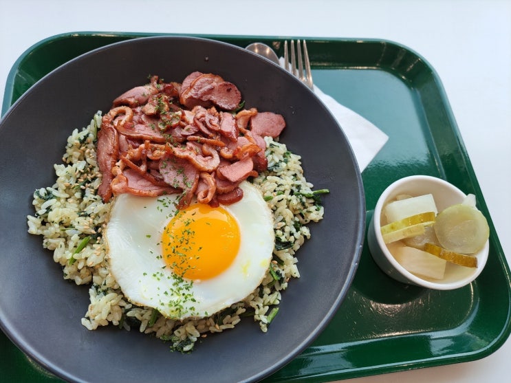 샐러드바스켓 시청점 맛있는 샐러드와 컵와인을 즐길 수 있는 멀티 샐러드 카페입니다 매일 아침에 신선한 야채와