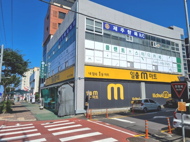 이도동 독서실 플랜트스터디카페 제주이도점 책상과 좌석 역시 넓게 배치되어 있어 쾌적한 환경에서 집중할 수 있는 오픈실을 제공합니다