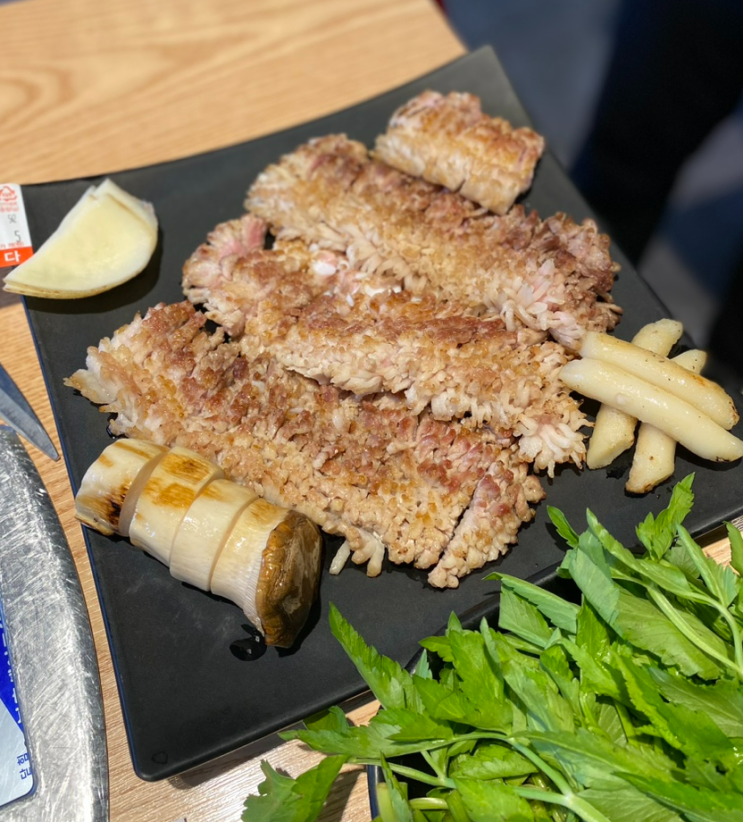 지중해마을맛집 도담 탕정본점 꽃삼겹 칼집이 예술입니다 신선한 돼지고기를 직접 선별하여 제공하기 때문에 맛과 신선함을 동시에 느낄