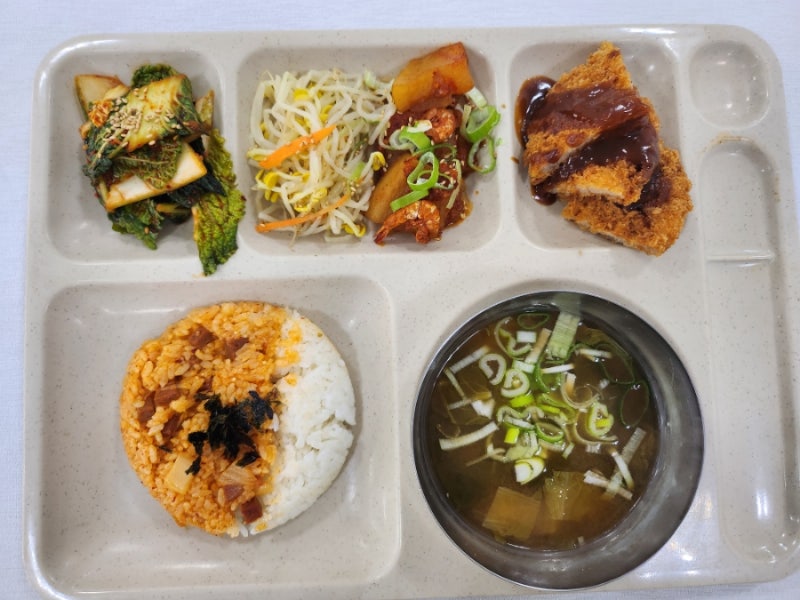 단체급식메뉴 날치알김치볶음밥 얼갈이된장국 돈가스 건새우무조림 콩나물파채무침 봄동겉절이 네이버 블로그