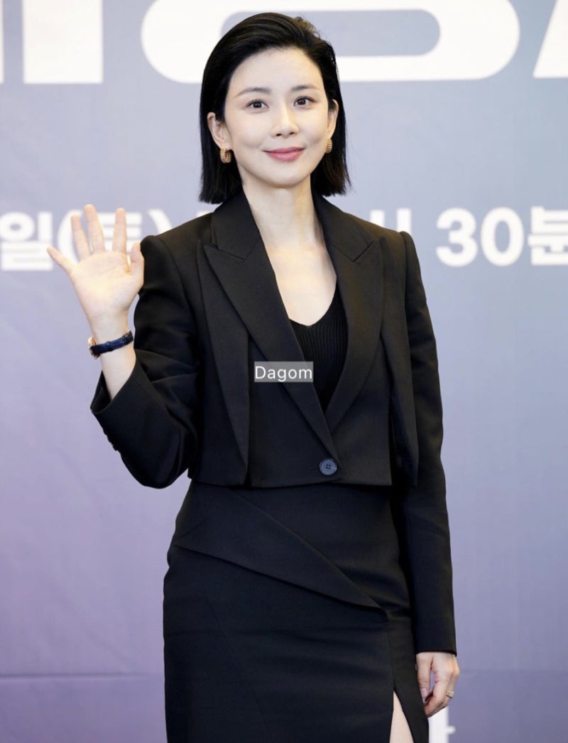 대행사 제작발표회 이보영 크롭자켓 옷 패션 까르띠에 귀걸이 반지 멋져 네이버 블로그